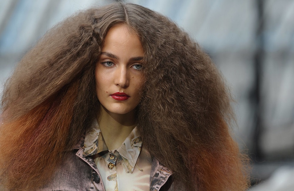 Frizzy hair: πώς να αντιμετωπίσεις το φριζάρισμα που προκαλεί η υγρασία ...